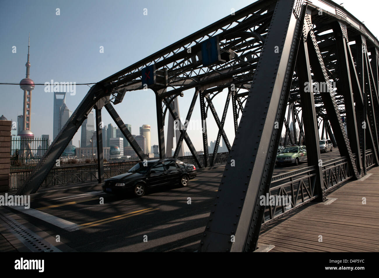 Bridge in the Bund district of Shanghai looking towards Pudong Stock ...