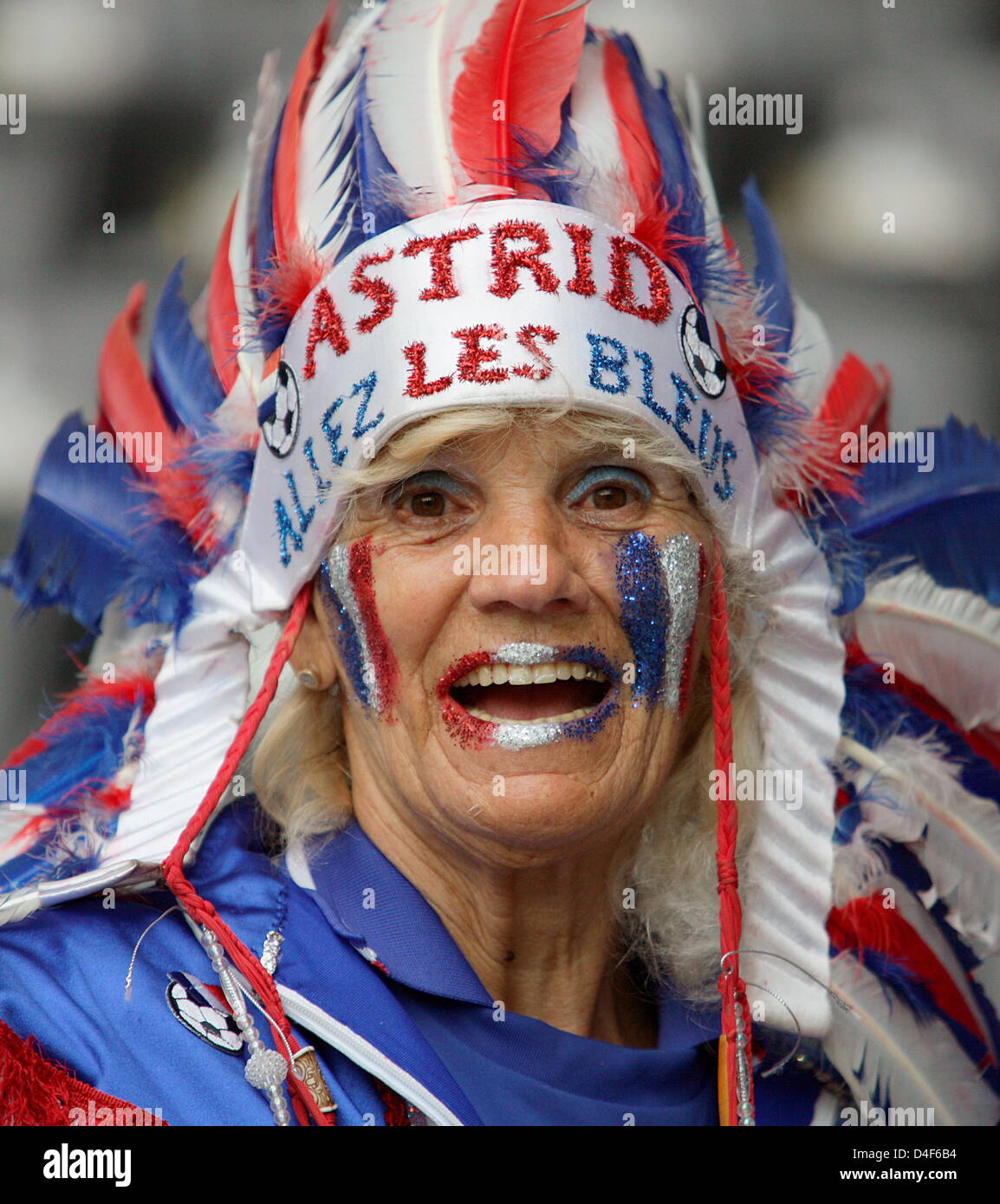 Kopfbe3deckung hi-res stock photography and images - Alamy