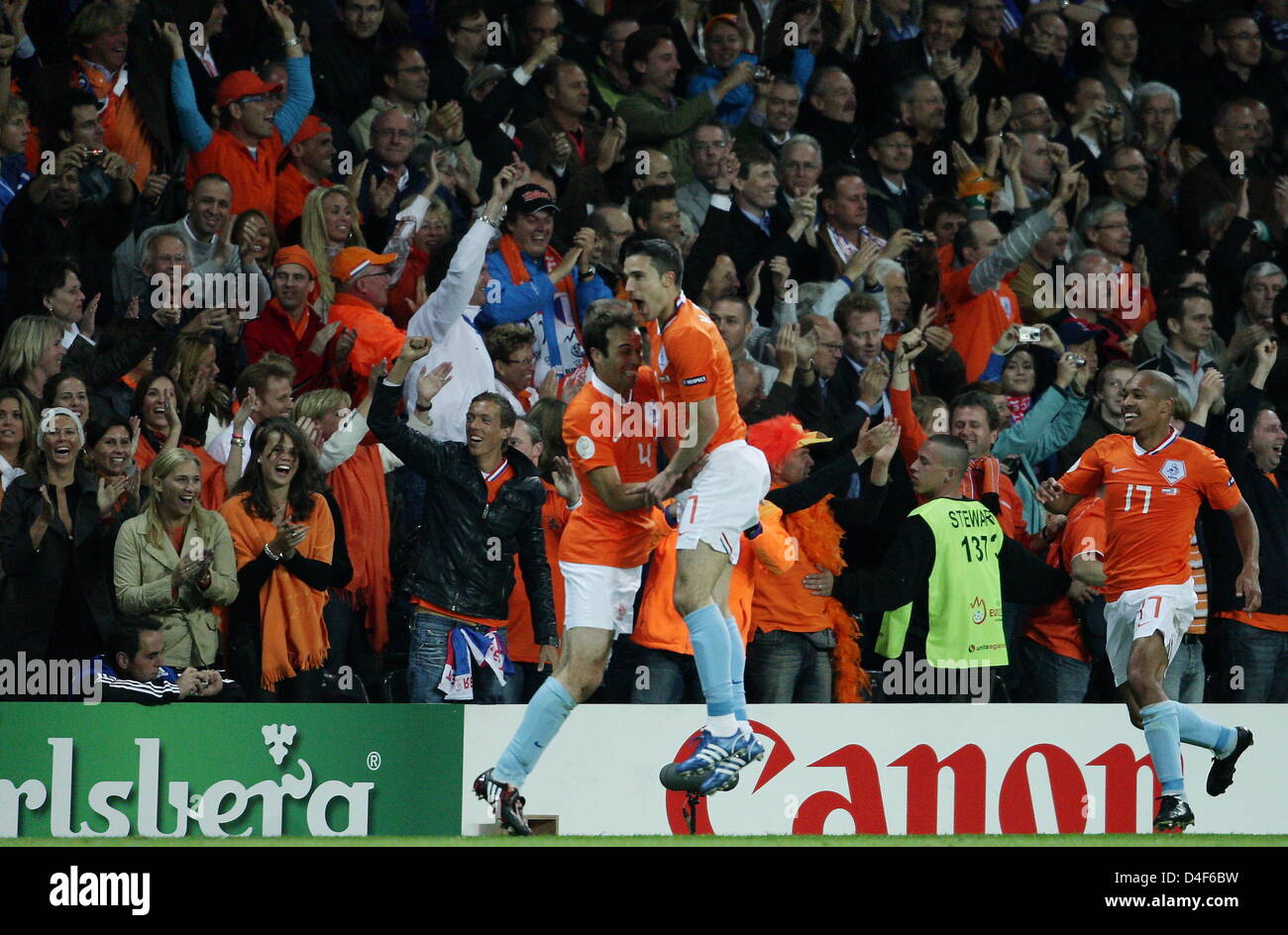Joris Mathijsen (L), Robin van Persie and Nigel de Jong (R) of ...