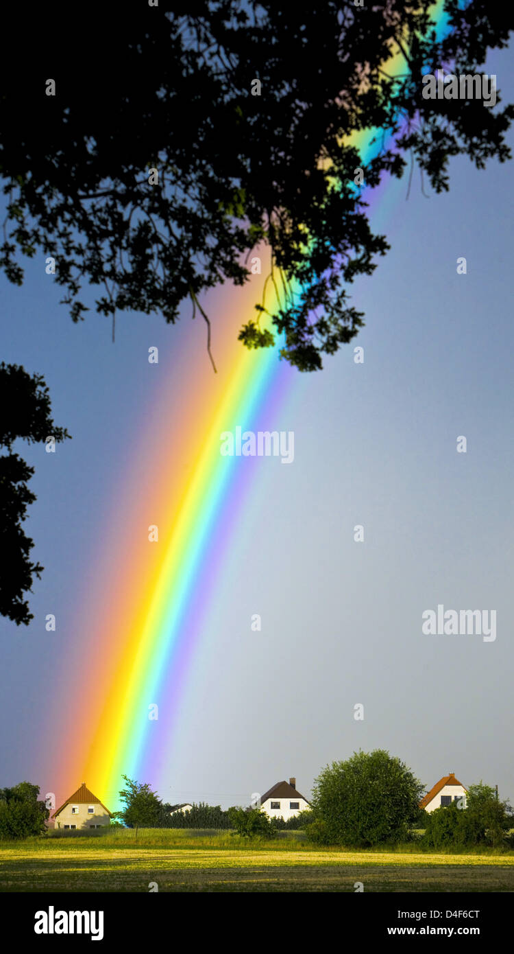 The picture shows a beautiful rainbow over a field in Sieversdorf ...