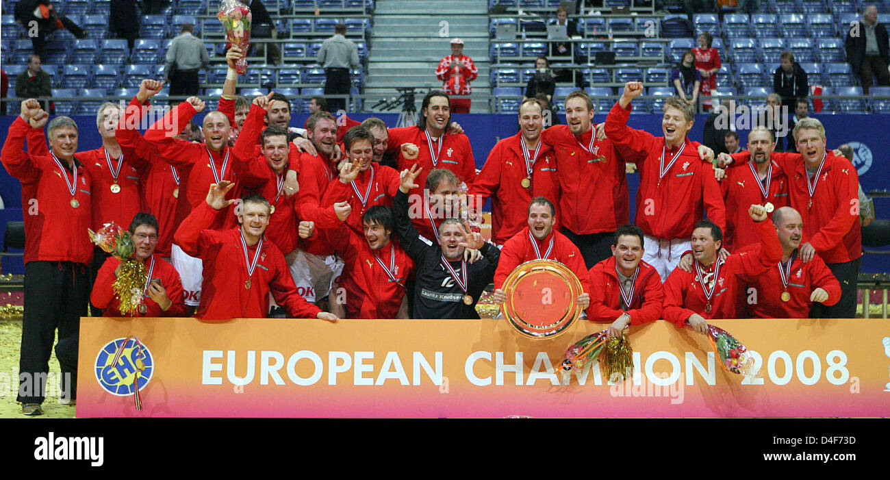 The Danish national handball team poses for the official photo after ...