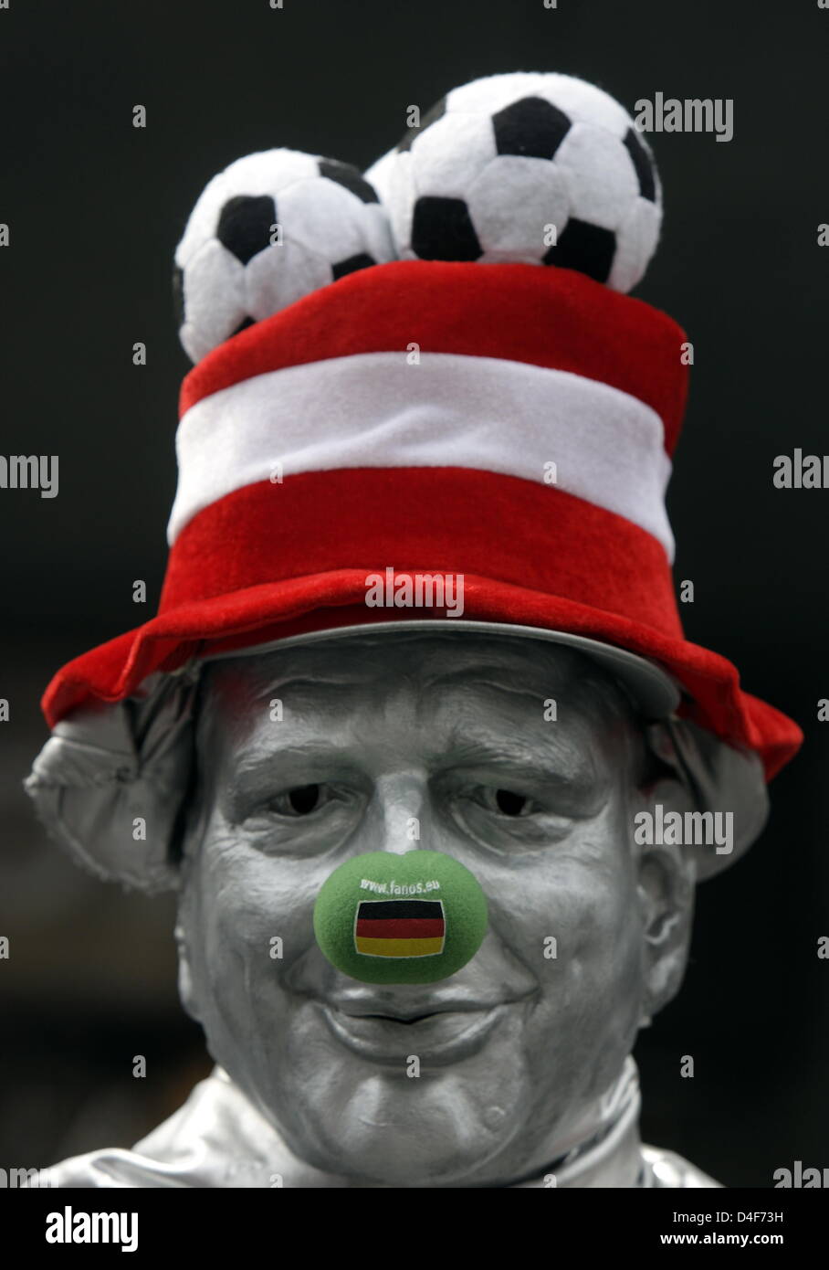 A pantomime with a German flag on his nose stays in downtown Vienna ...