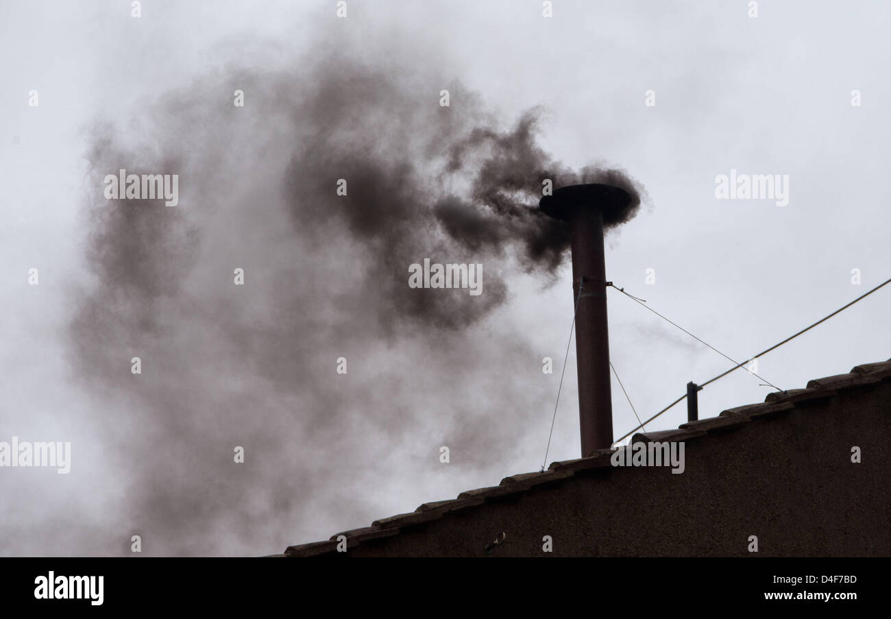 Conclave pope smoke hi-res stock photography and images - Alamy