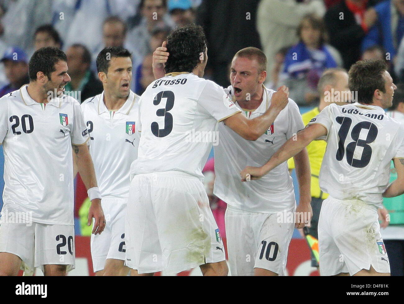 Simone Perrotta (L-R), Christian Panucci, Luca Toni, Daniele de Rossi ...