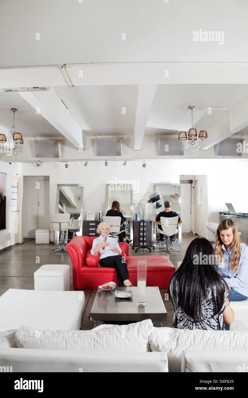 Senior client in salon hi-res stock photography and images - Alamy