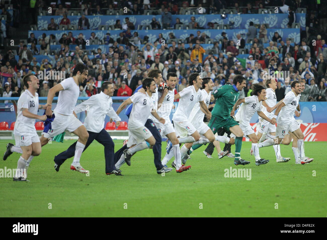 Players of Italy cheer after the UEFA EURO 2008 Group C preliminary ...