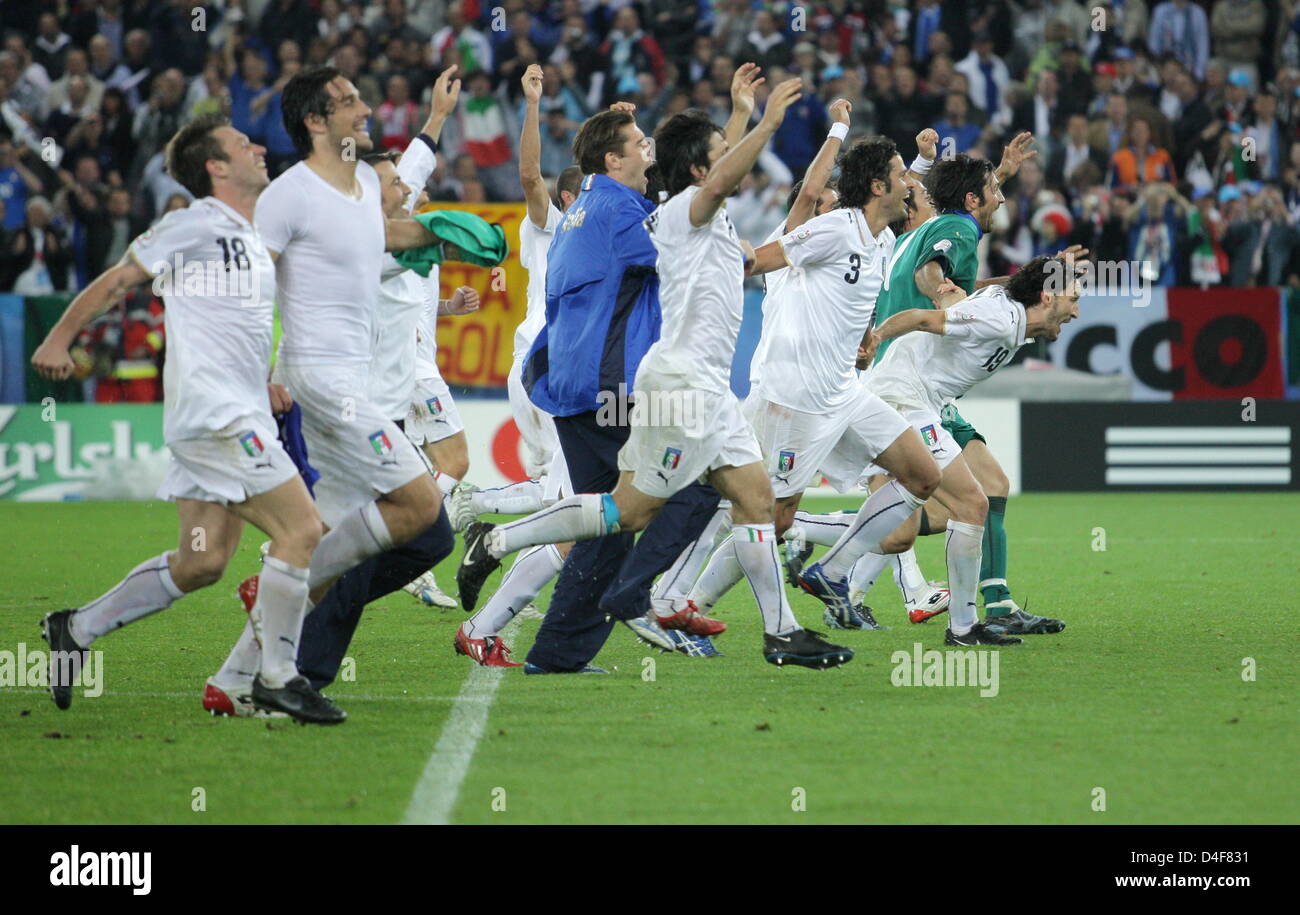 Players of Italy cheer after the UEFA EURO 2008 Group C preliminary ...