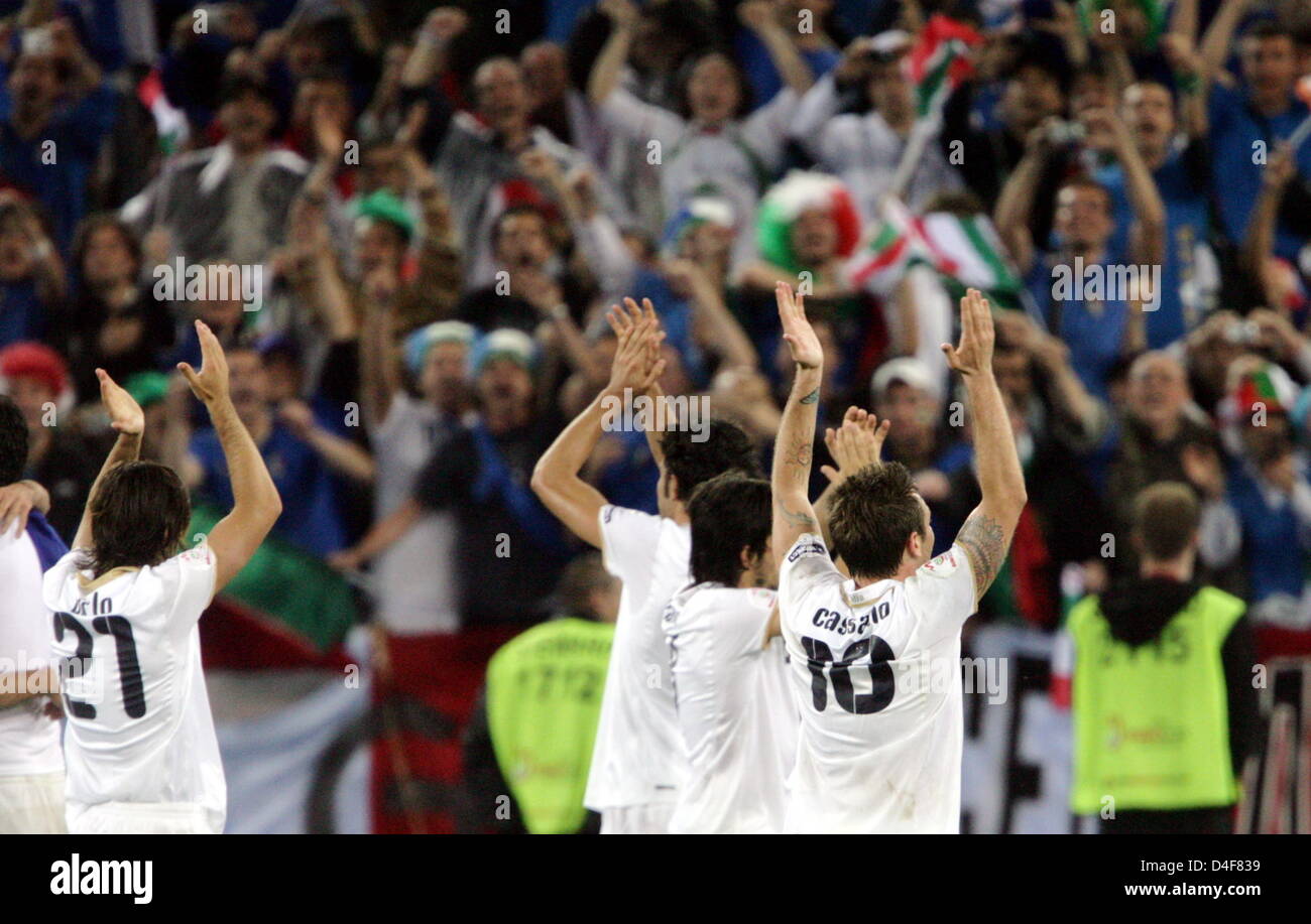 Players of Italy jubilates after the UEFA EURO 2008 Group C preliminary ...