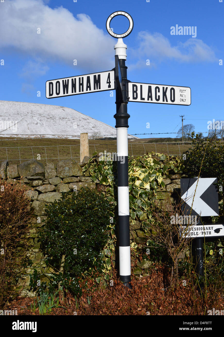Pendle hill road hi-res stock photography and images - Alamy