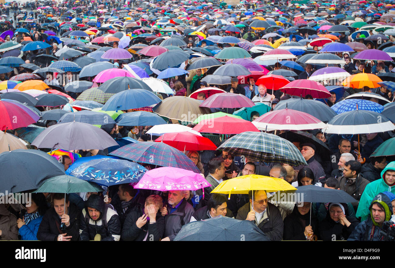 Conclave pope smoke hi-res stock photography and images - Alamy