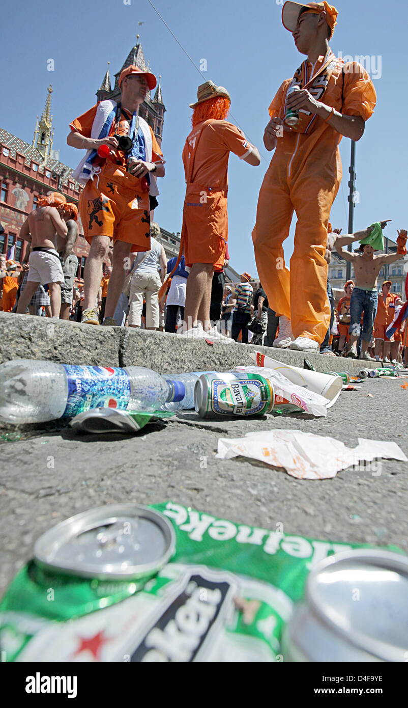 Garbage is lying in the streets in front of supporters of the Dutch ...