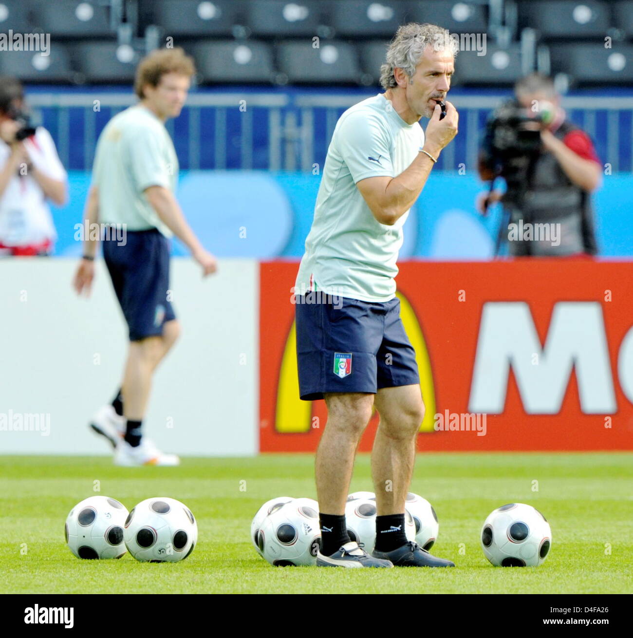 Italian national soccer coach roberto hi-res stock photography and ...