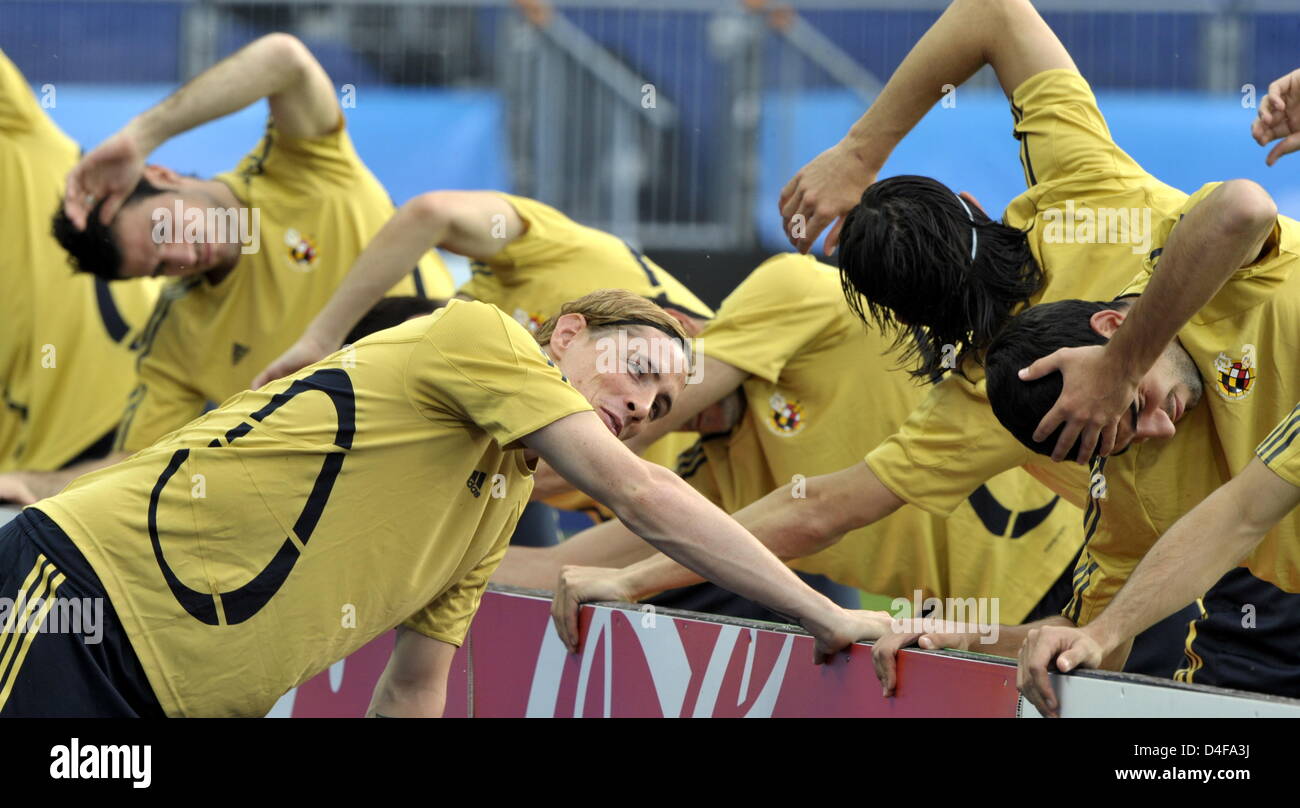 Spanish striker Fernando Torres (L) and teammates are going through ...
