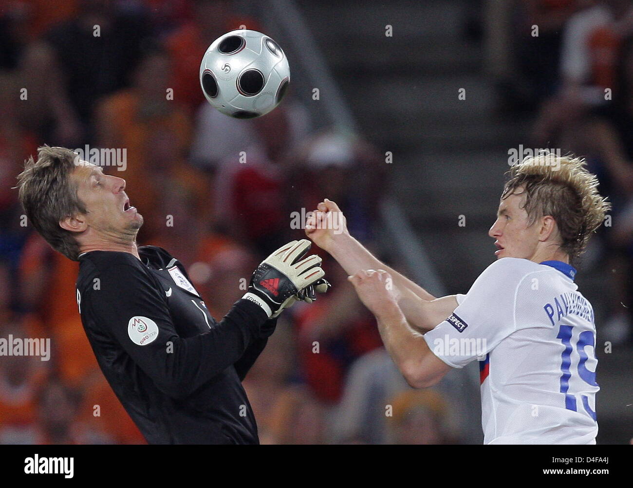 Goalkeeper Edwin van der Saar (L) of Netherlands vies with Roman ...