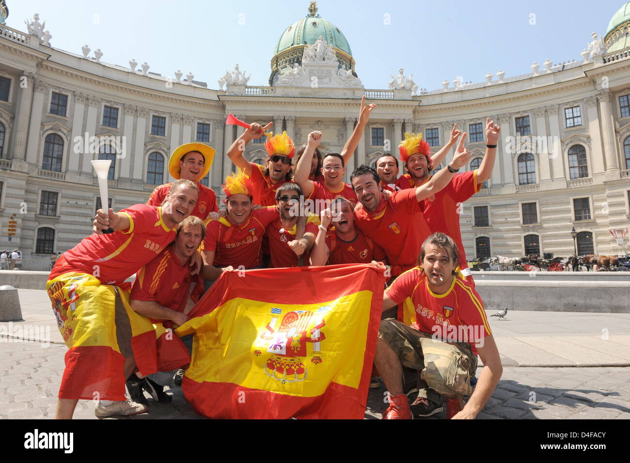 Spanish supporters dance in front of the Hofburg on "Michaeler Platz ...
