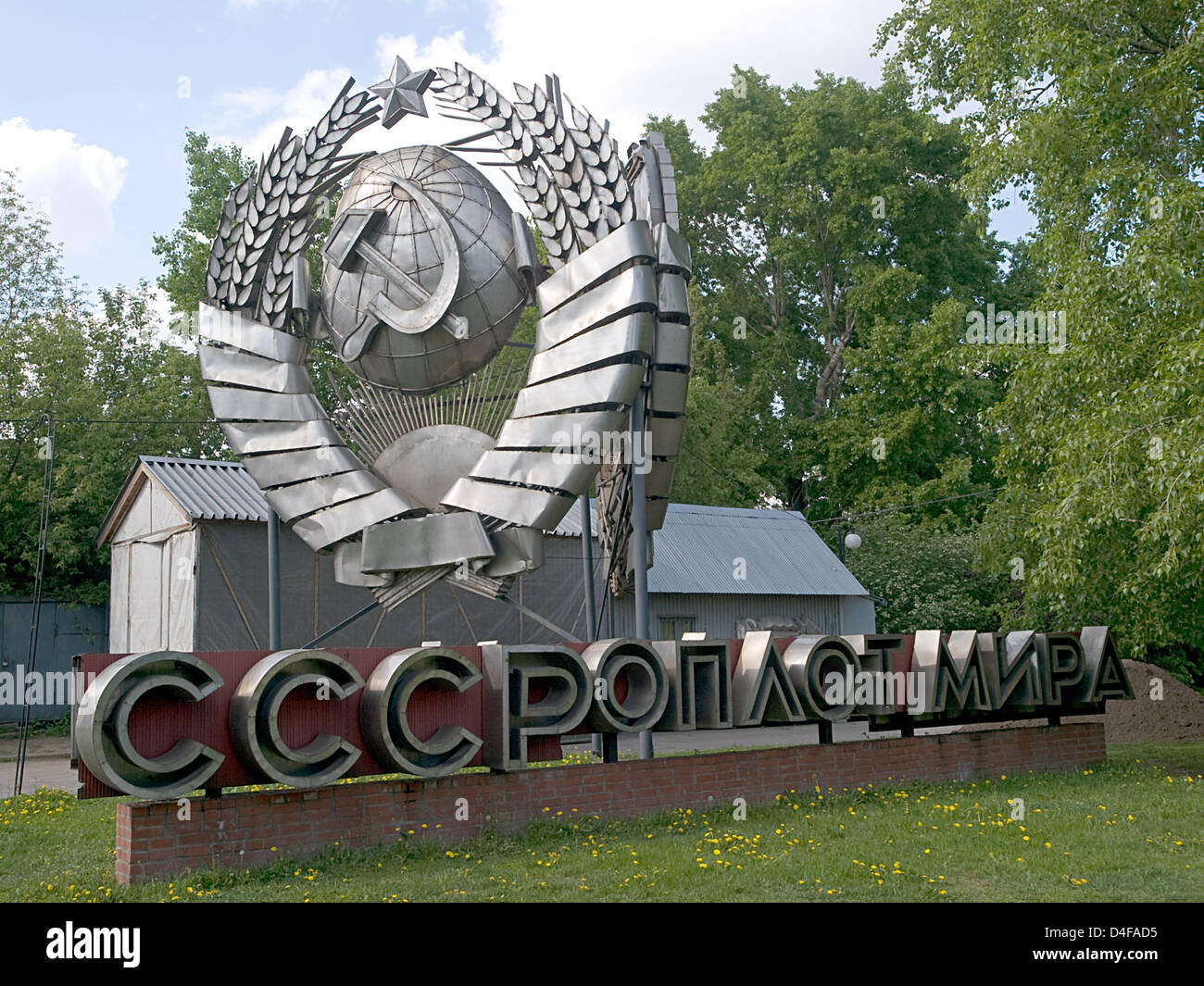 (dpa-file) - Soviet symbols, the garland of corn and the hammer and ...