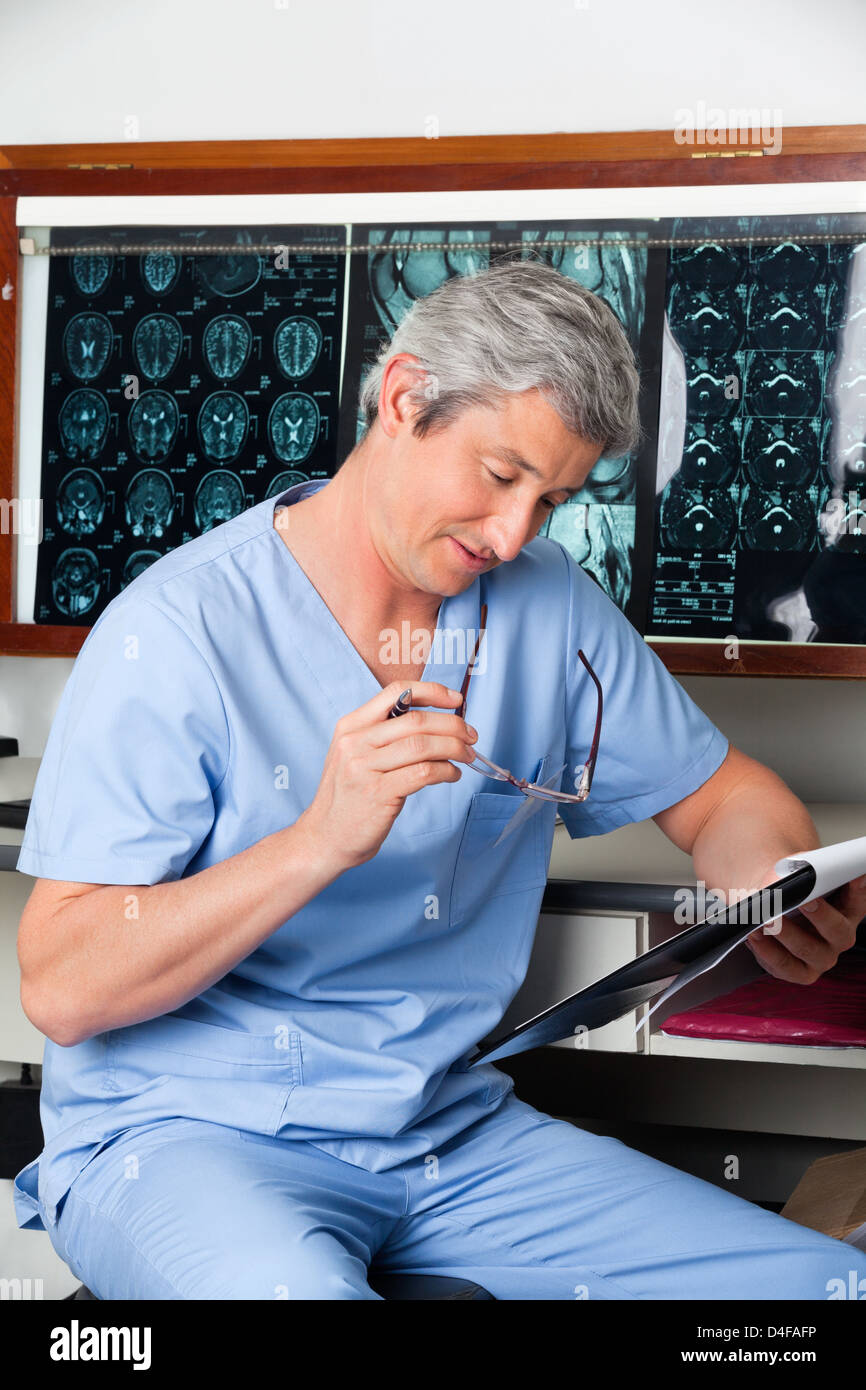 Brain mri reading hi-res stock photography and images - Alamy