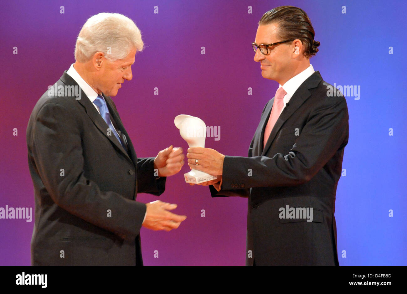 'Bild' chief editor Kai Diekmann (R) presents the 'Osgar' media award to former US President ...