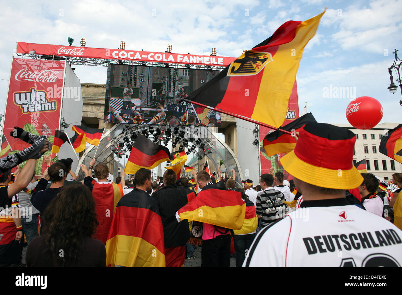 Sports spo soccer flag cheering fans germany hi-res stock photography ...