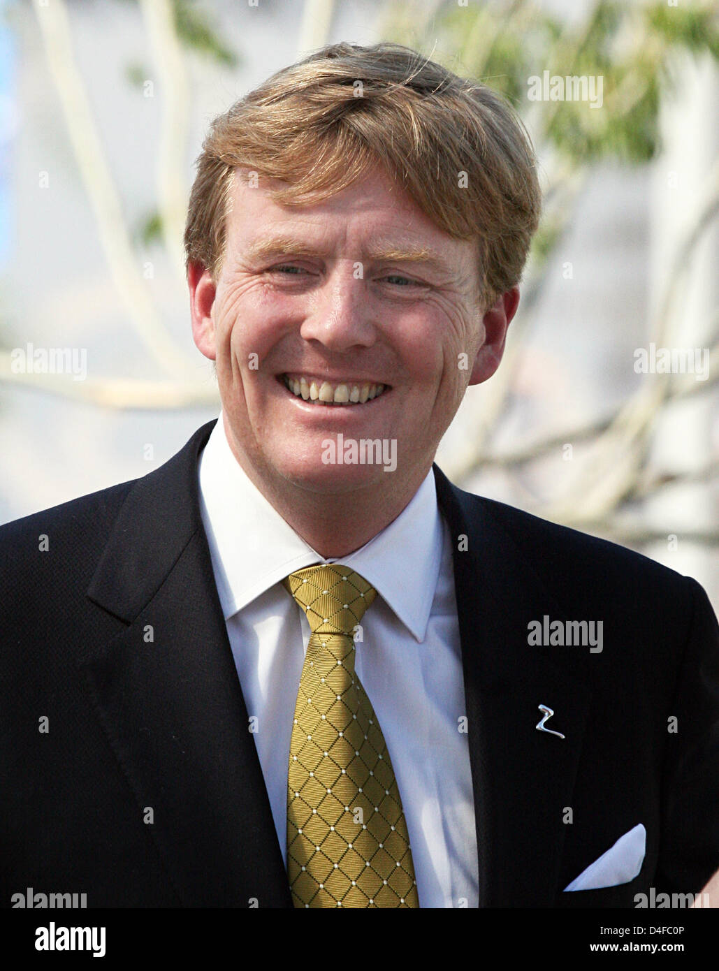 Dutch Crown Prince Willem-Alexander visits the Dutch pavillion at the ...