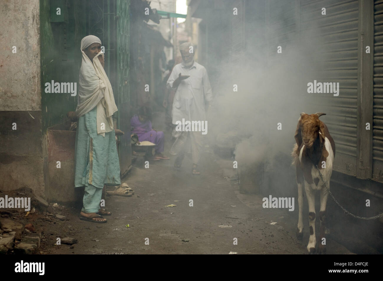 India slum cooking hi-res stock photography and images - Alamy