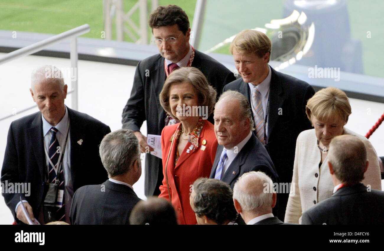 German chancellor Angela Merkel (R) arrives at the tribune of honour ...