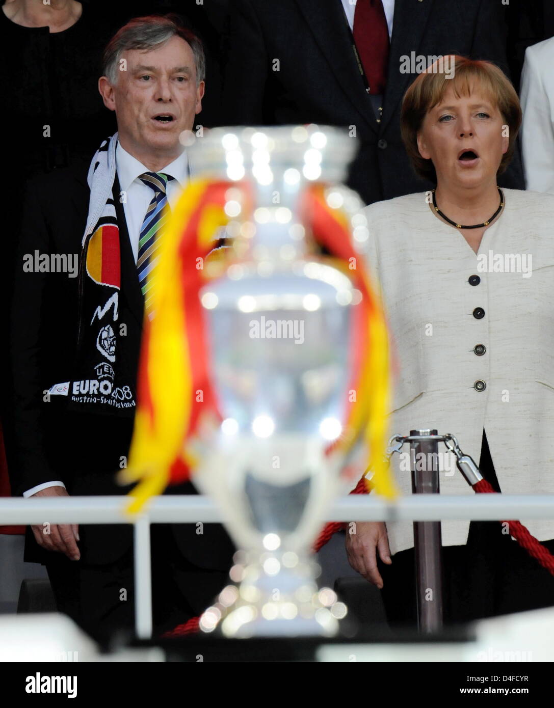 German President Horst Koehler (L) and German Chancellor Angela Merkel ...