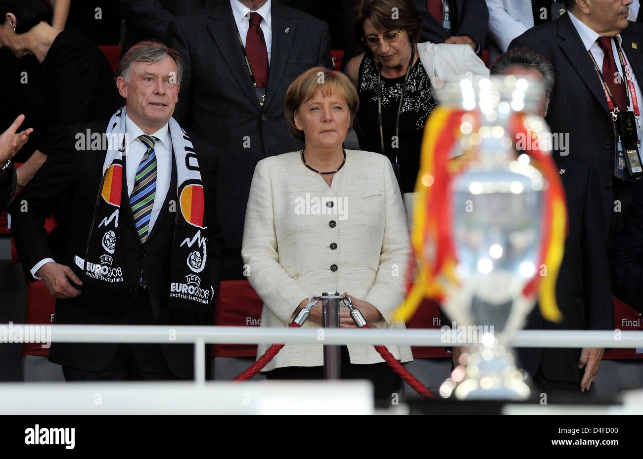 German President Horst Koehler (L) and German Chancellor Angela Merkel ...