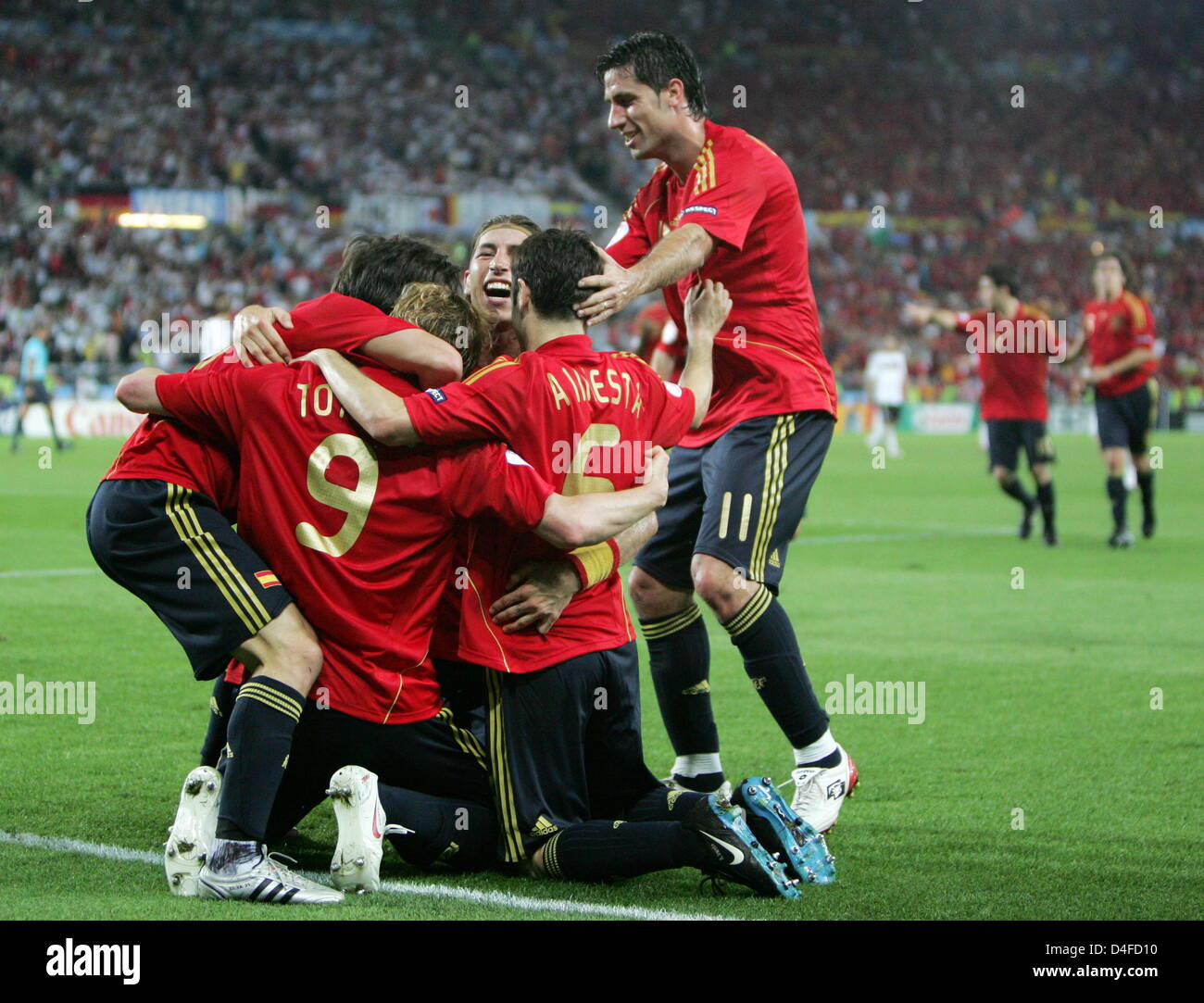Fernando Torres of Spain jubilates with his teammatesafter his 0-1 goal ...
