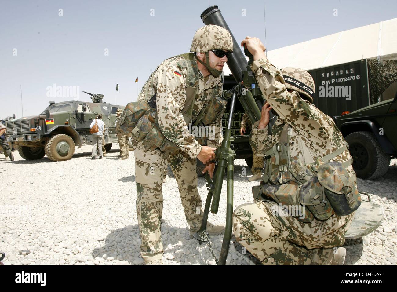 120mm mortar hi-res stock photography and images - Alamy