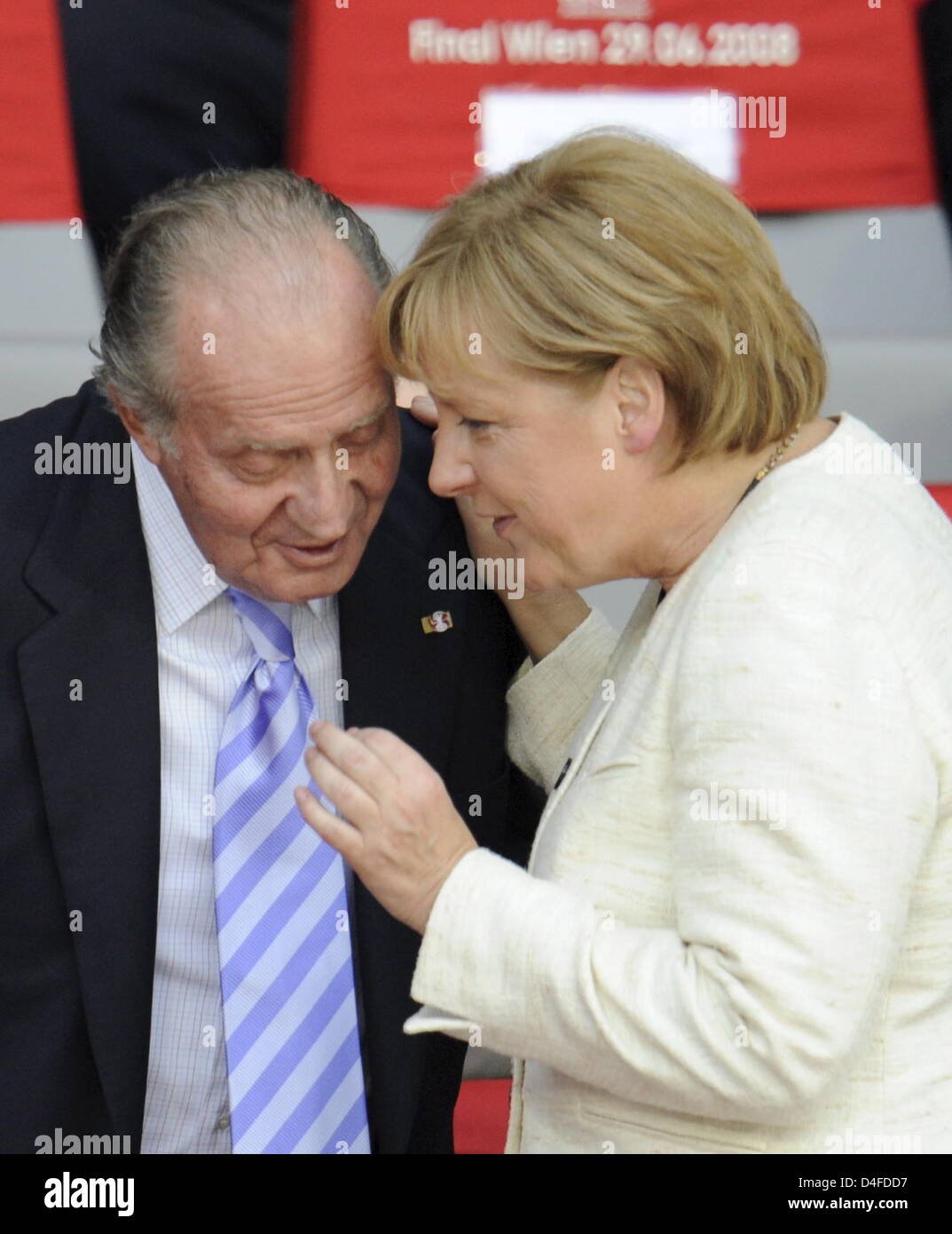 Spanish King Juan Carlos (l) welcomes German Chancellor Angela Merkel ...