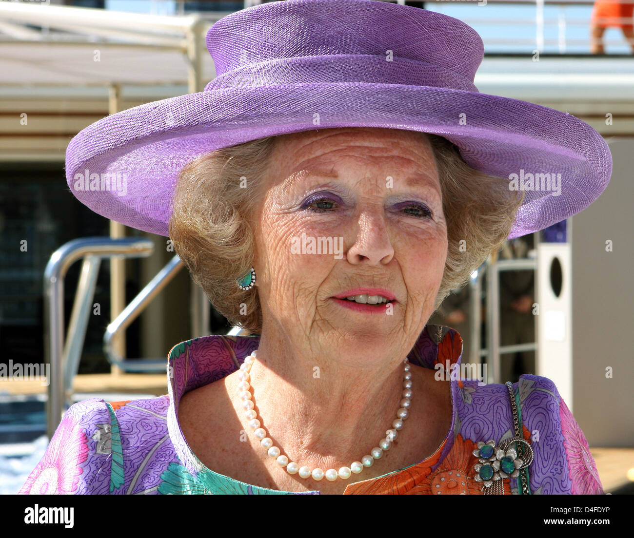 Queen beatrix of the netherlands 2000 hi-res stock photography and ...