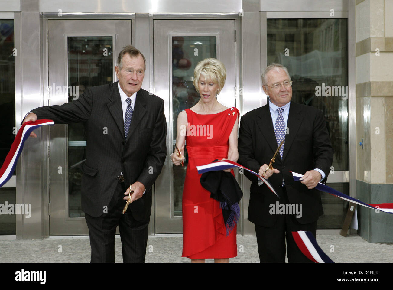 Former US President George Bush senior (L), US embassador William ...