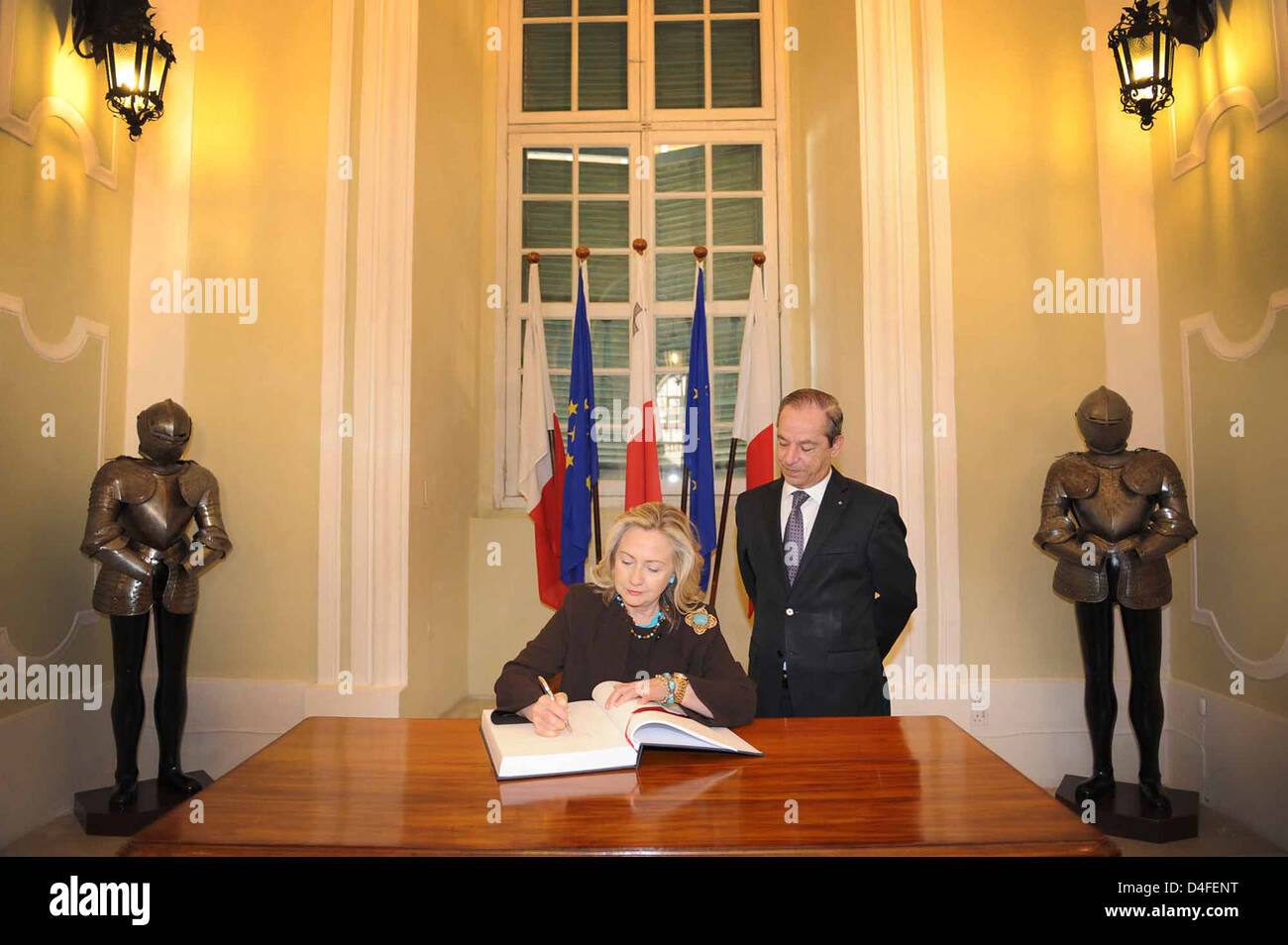 Secretary Clinton Signs the Visitors' Book Stock Photo - Alamy