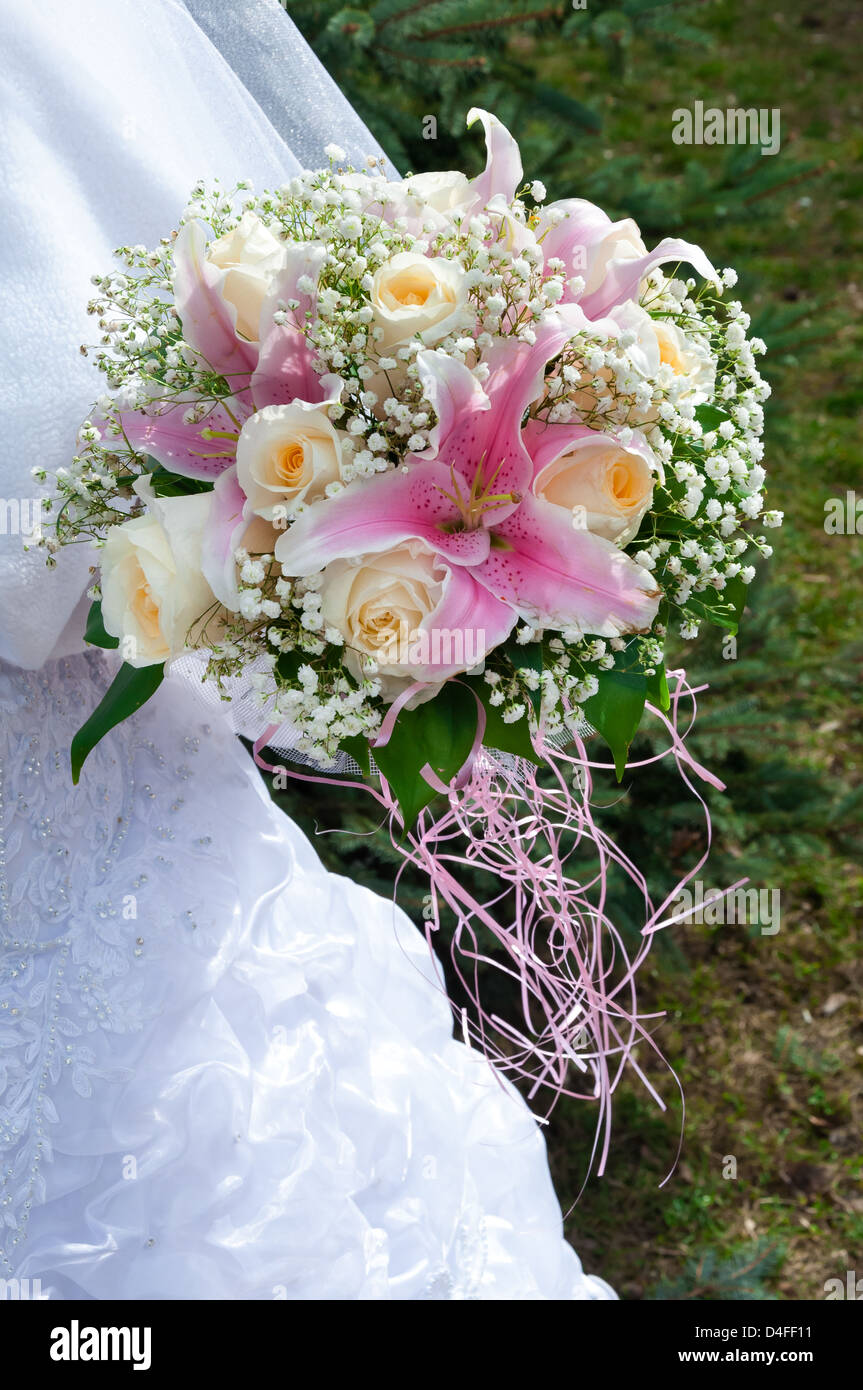 Bride holds a bouquet Stock Photo - Alamy