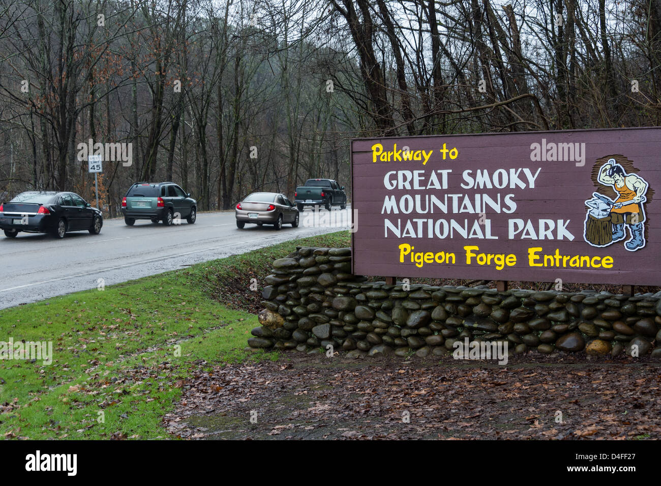 Sign of Pigeon Forge entrance to the Great Smoky Mountains National ...