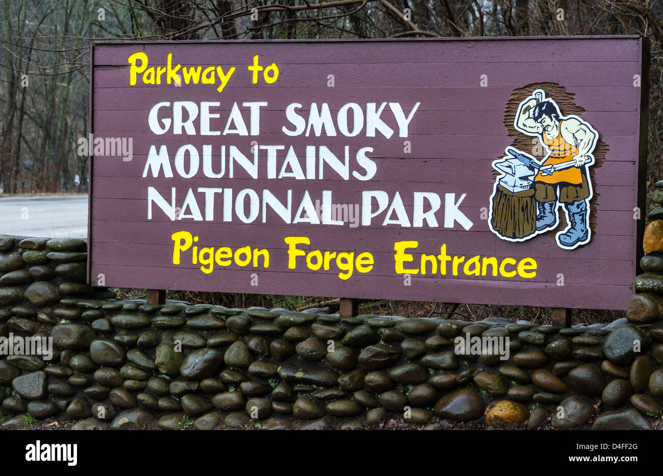 Sign of Pigeon Forge entrance to the Great Smoky Mountains National ...