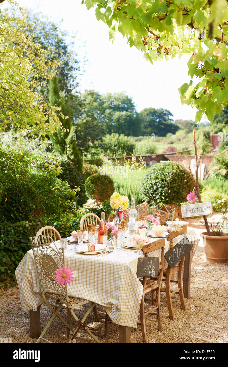 Negative reception hi-res stock photography and images - Alamy