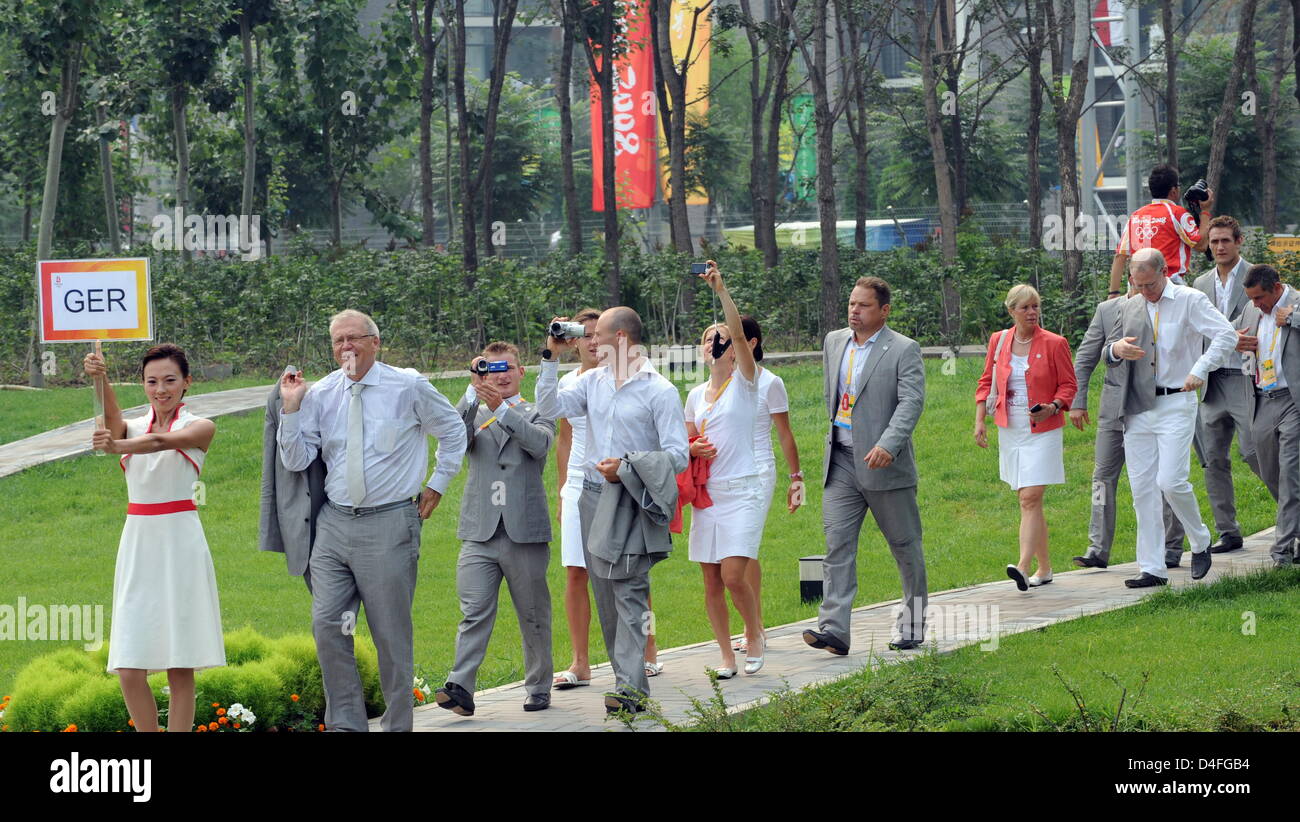 The German Olympic team with Michael Vesper (2-L), chief executive of ...