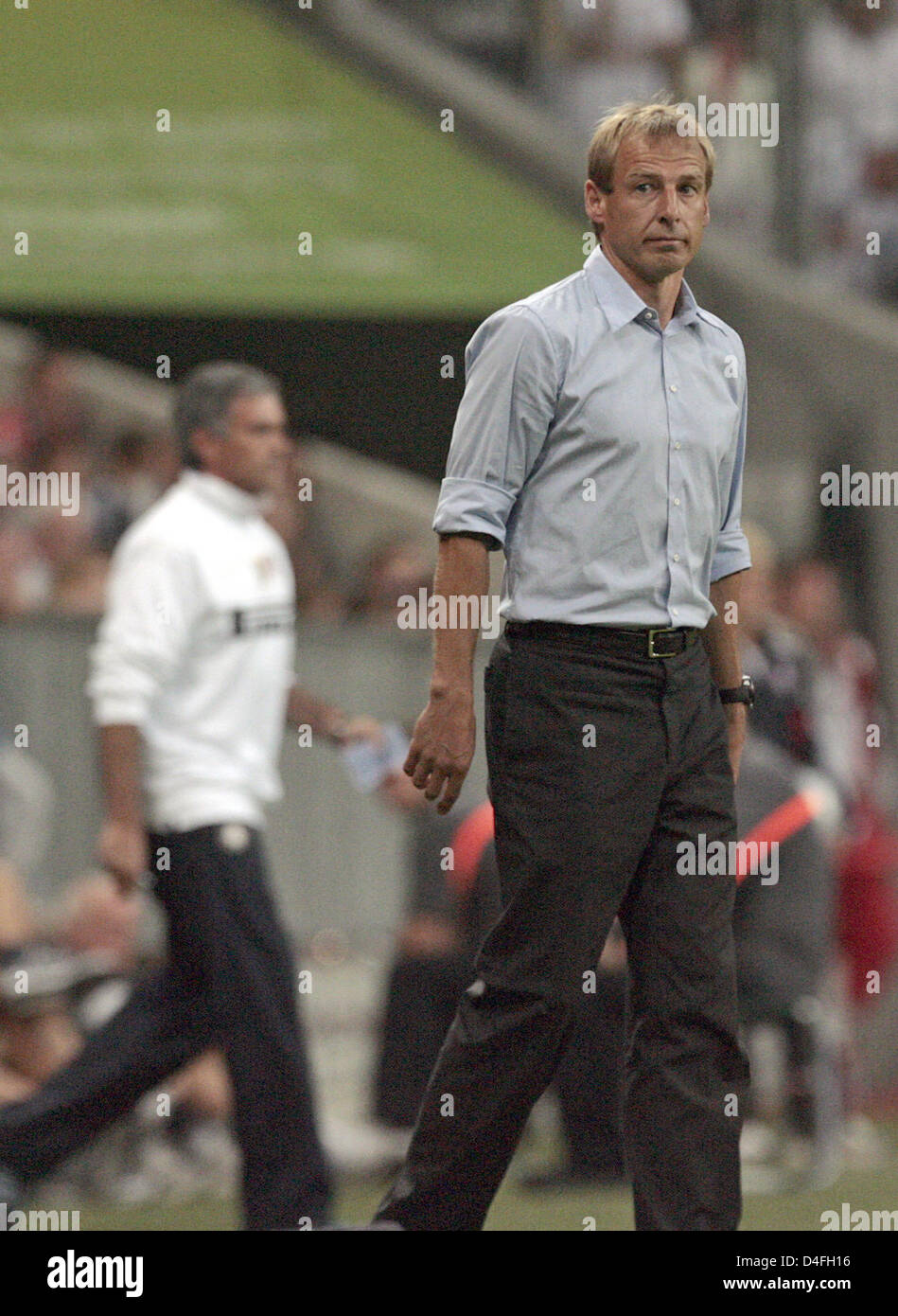 Coach Juergen Klinsmann (R) of German Bundesliga soccer club Bayern ...