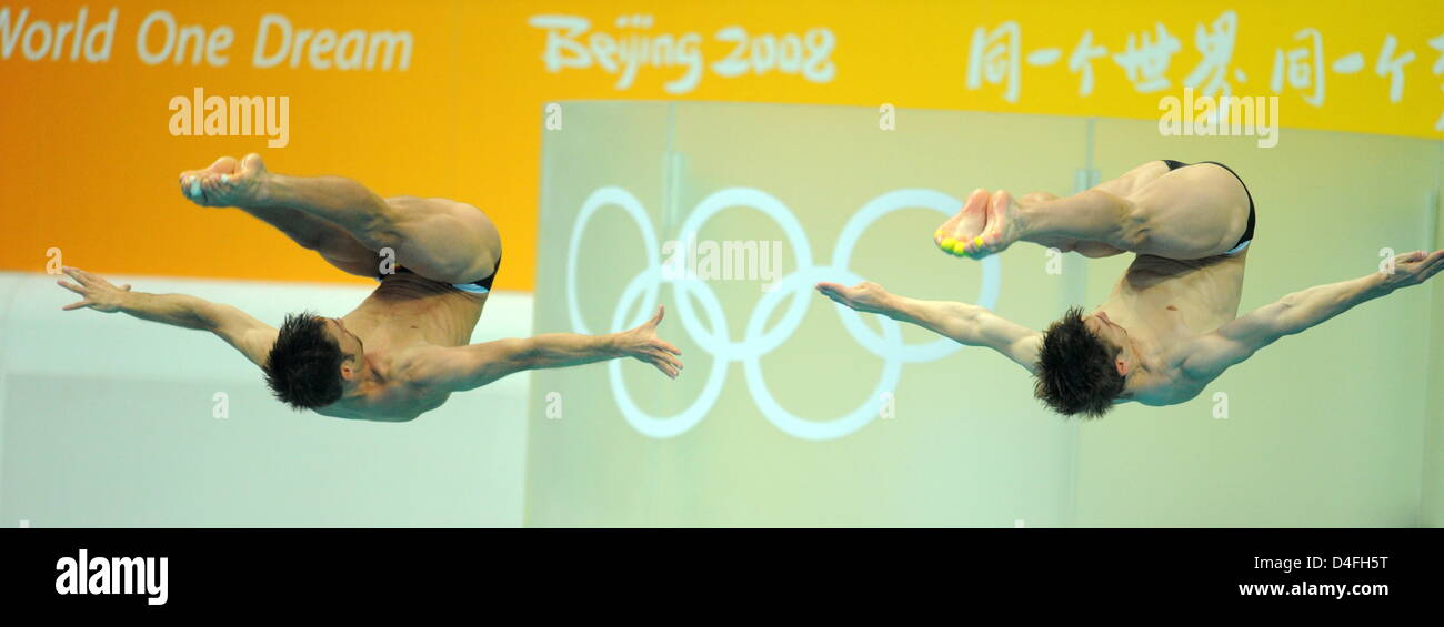 German diver Andreas Wels (L) and Tobias Schellenberg dive during a ...