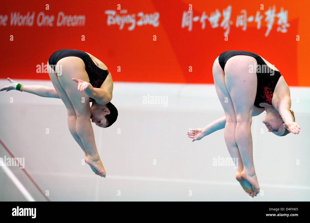 German diver Nora Subschinski (l) und Katja Dieckow perform from the 3 ...