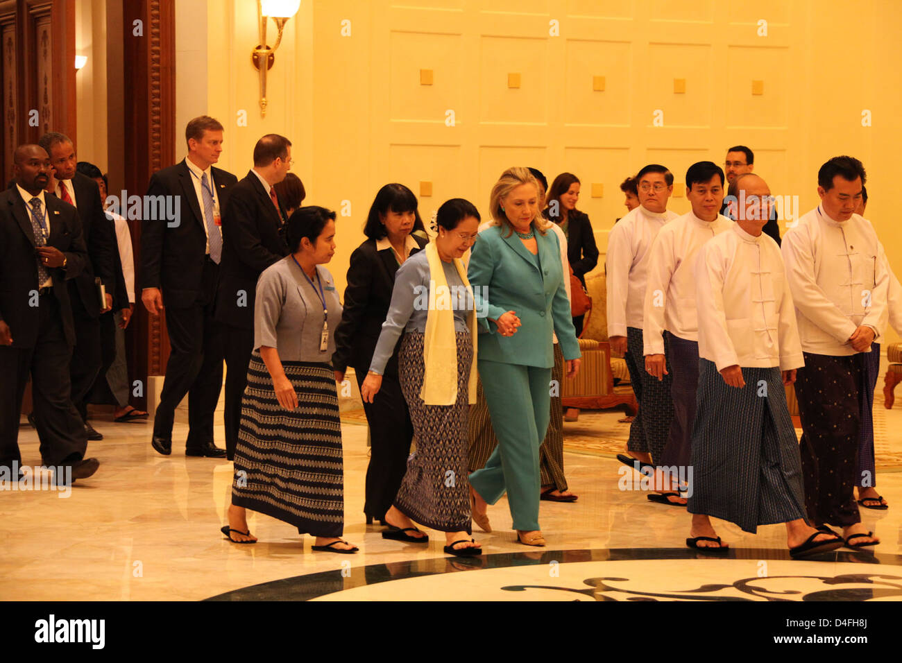 Secretary Clinton Meets With Burmese First Lady Daw Khin Khin Win Stock Photo - Alamy