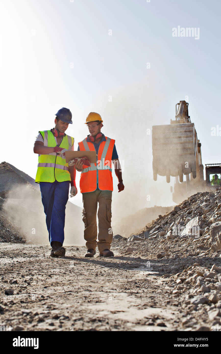 Construction crew talking hi-res stock photography and images - Alamy