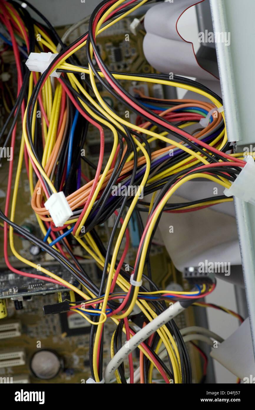 Cables in a computer pictured in Frankfurt Main, Germany, 16 March 2008 ...