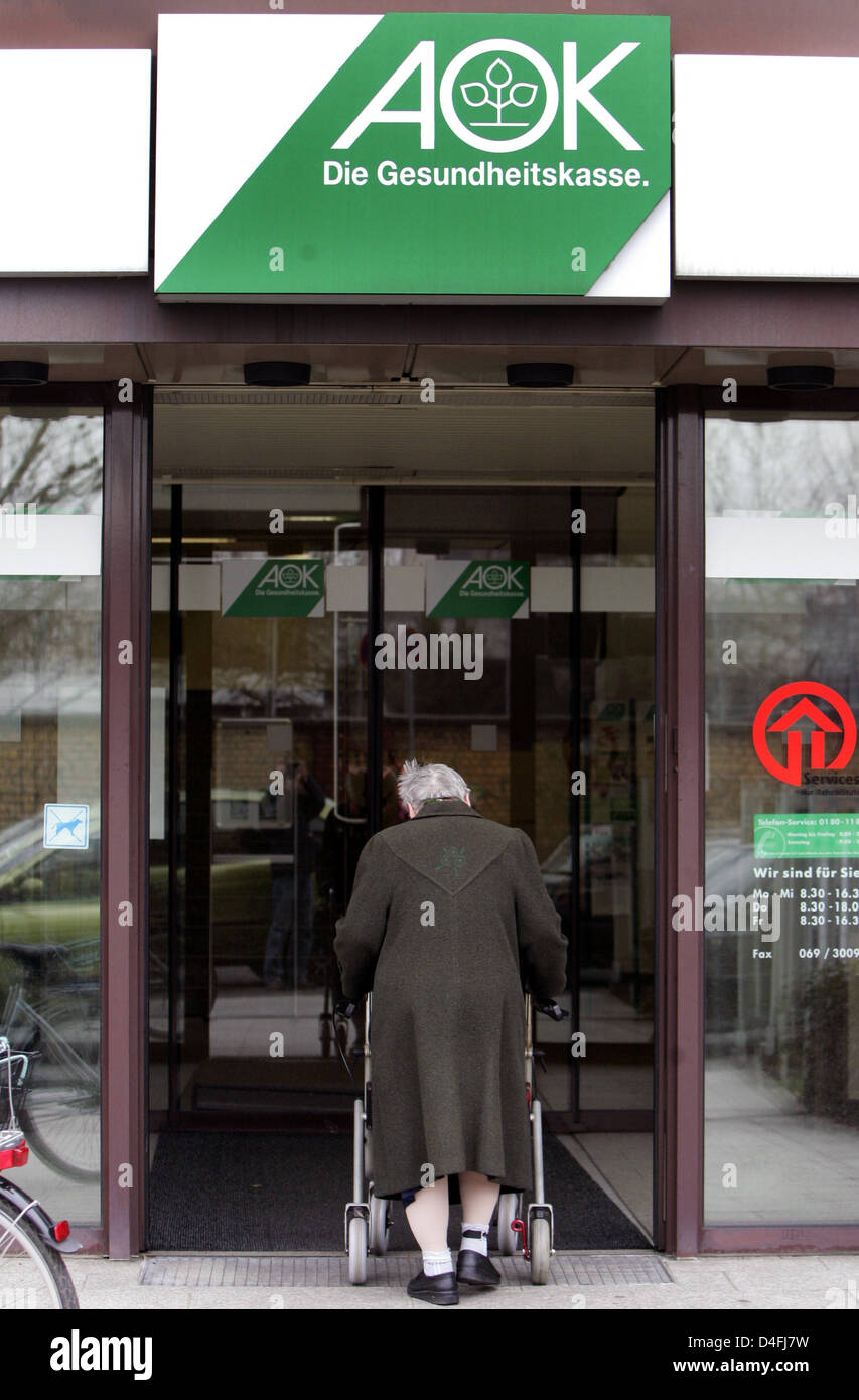 (dpa file) The file picture dated in February 2008 sees an elderly ...