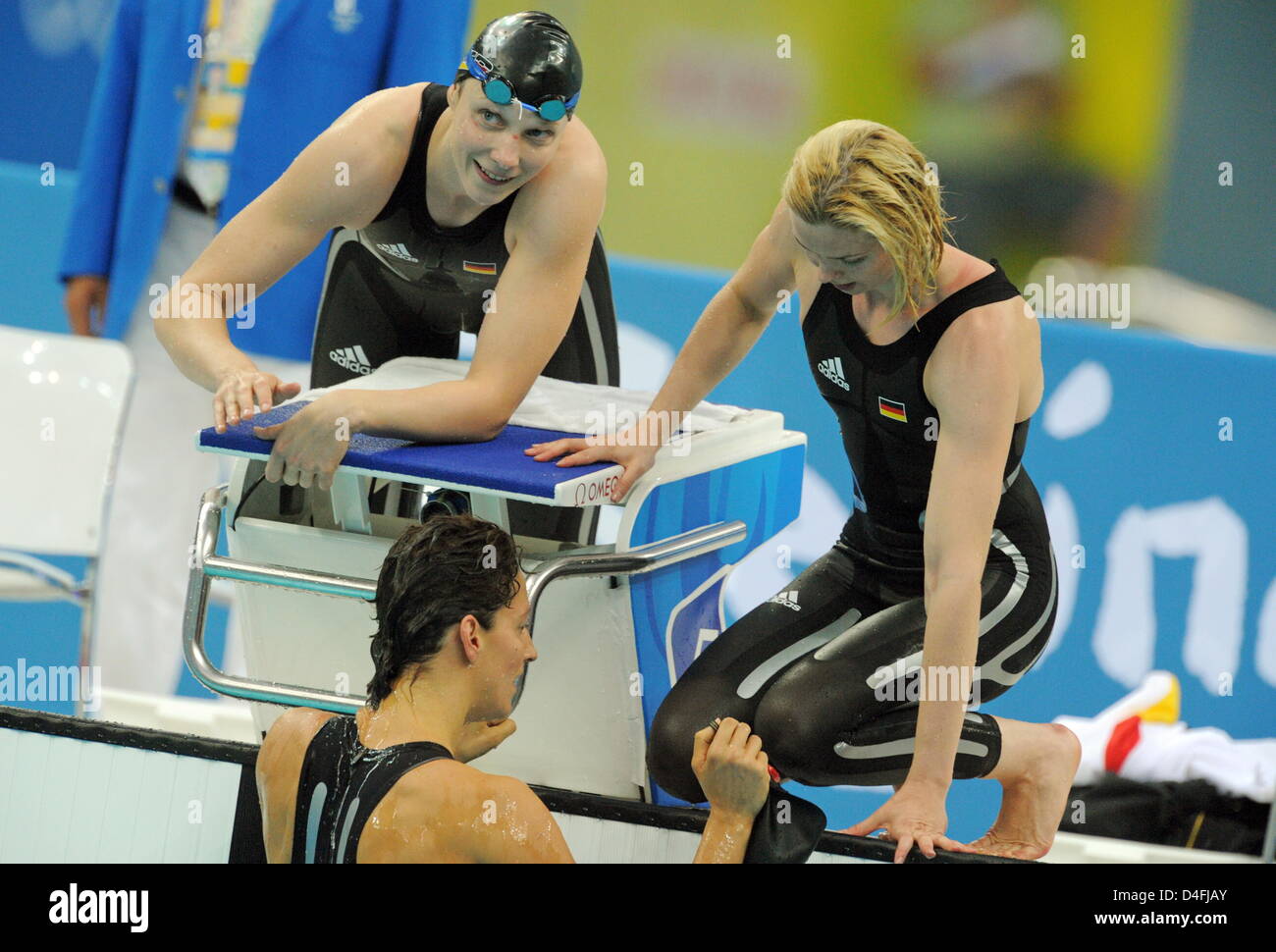German swimmers Meike Freitag (L) and Britta Steffen (R) comfort ...
