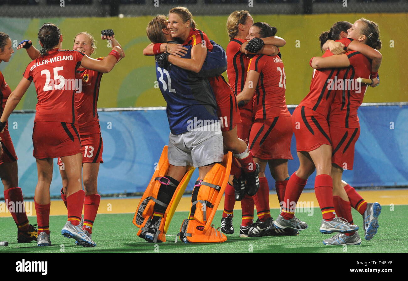 The German hockey team celebrate the 5:1 victory against Great Britain ...