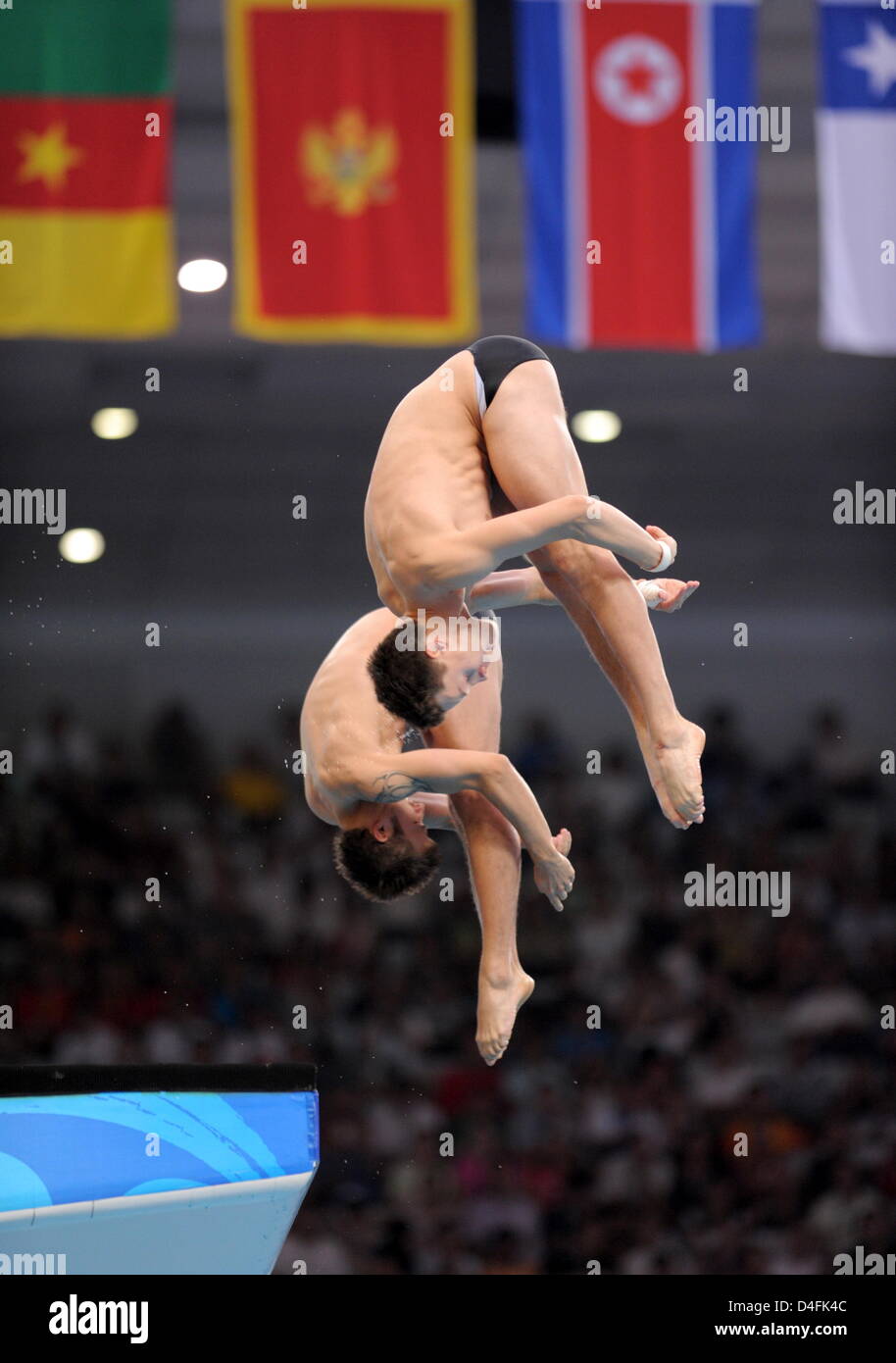 Divers Sascha Klein (L) and Patrick Hausding of Germany compete during ...
