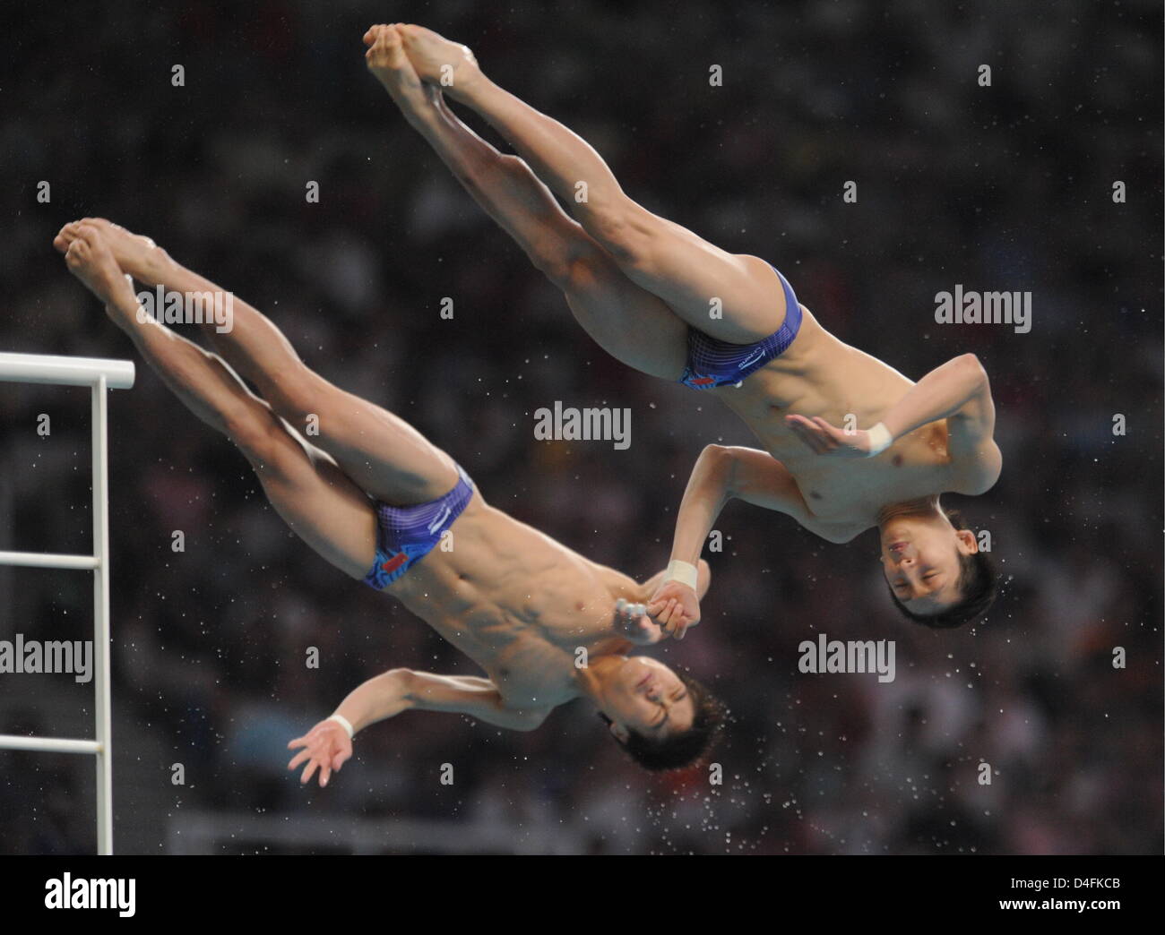 Chinese diver Yue Lin and Liang Huo compete in the synchronised 10M ...